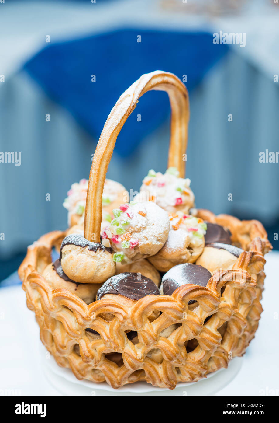 basket with cake Stock Photo - Alamy