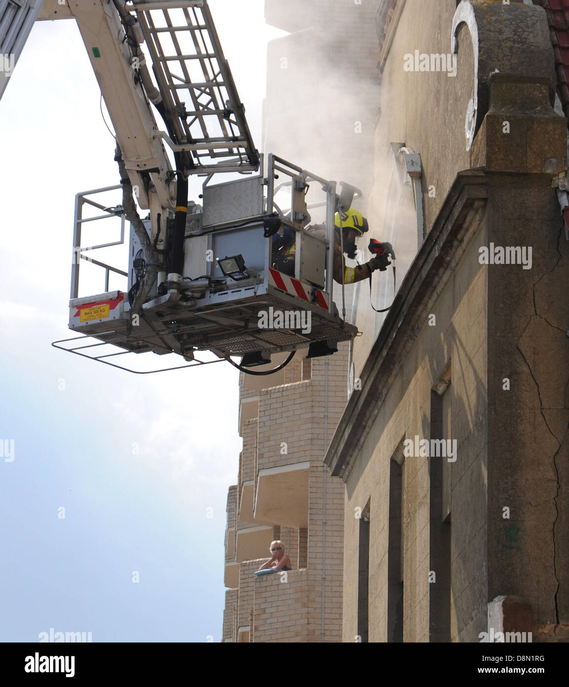 Fireman putting out building fire hi-res stock photography and images ...