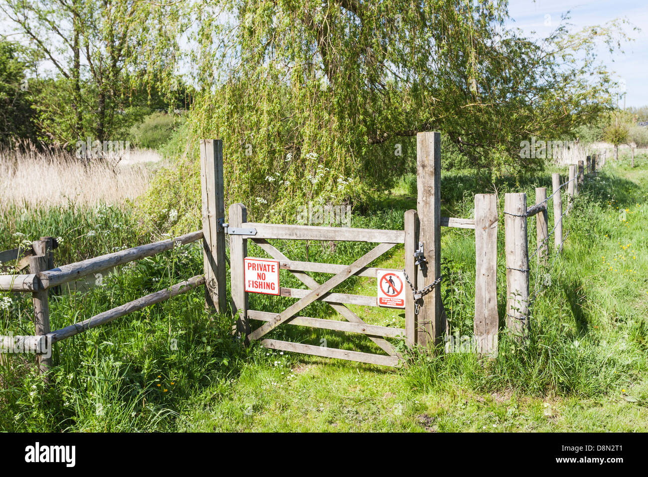 Hungerford Marsh, Hungerford, Berkshire, England - 5 bar gate with ...