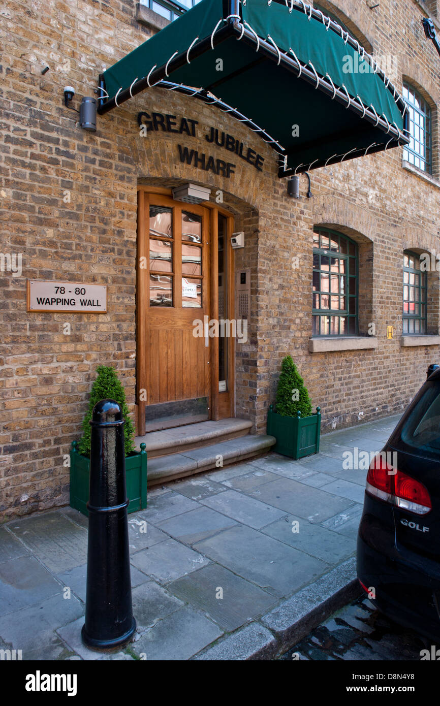 Wapping wall london hi-res stock photography and images - Alamy