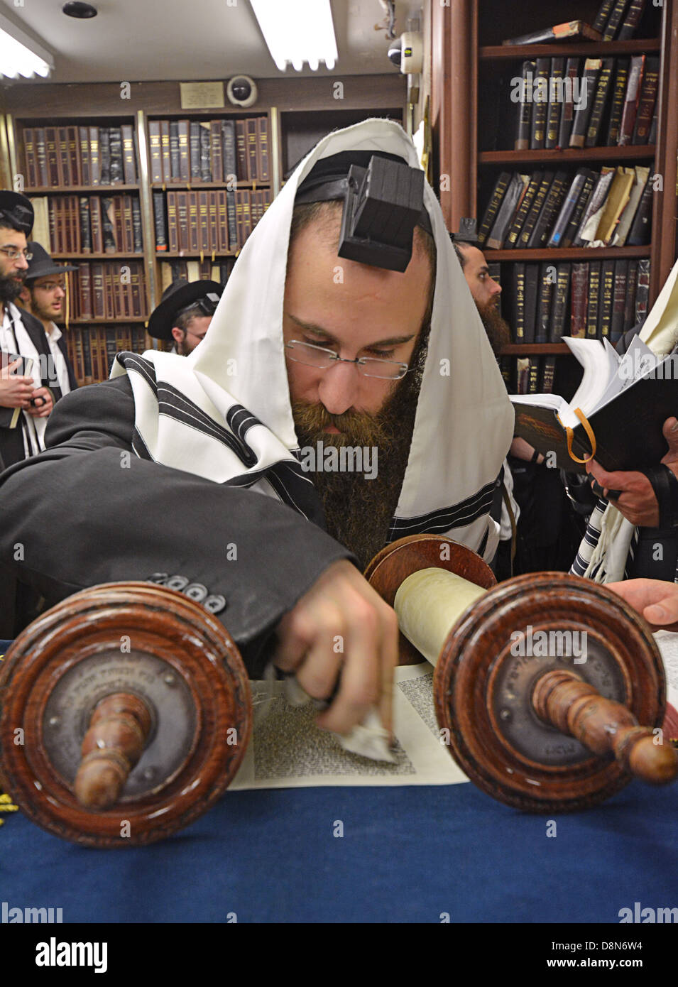 Orthodox jewish man reading torah hi-res stock photography and images ...