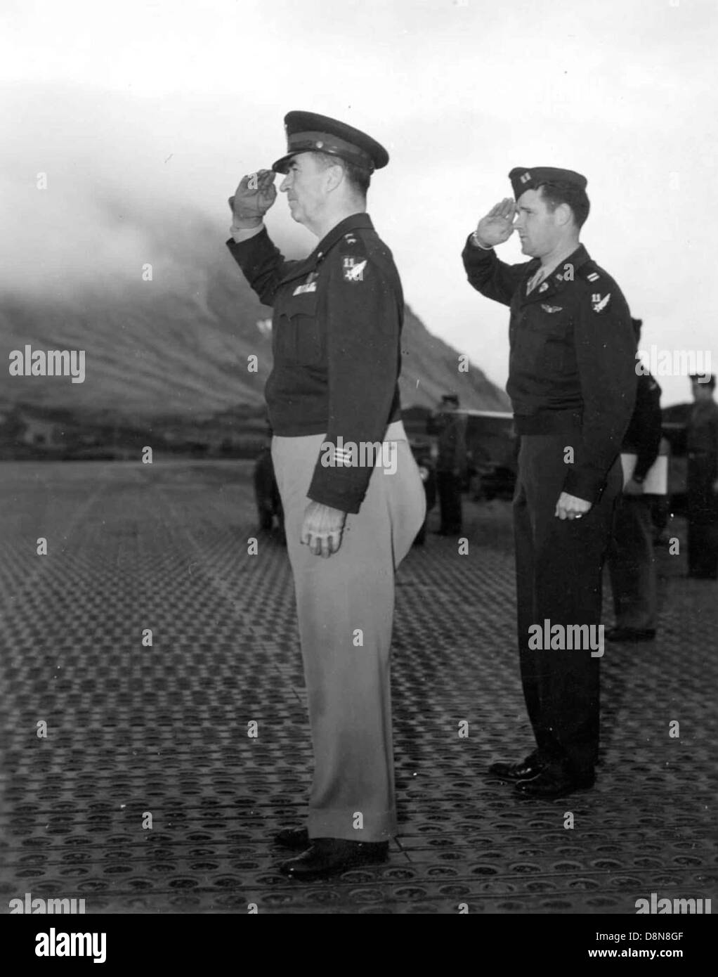 Saluting army soldiers hi-res stock photography and images - Alamy