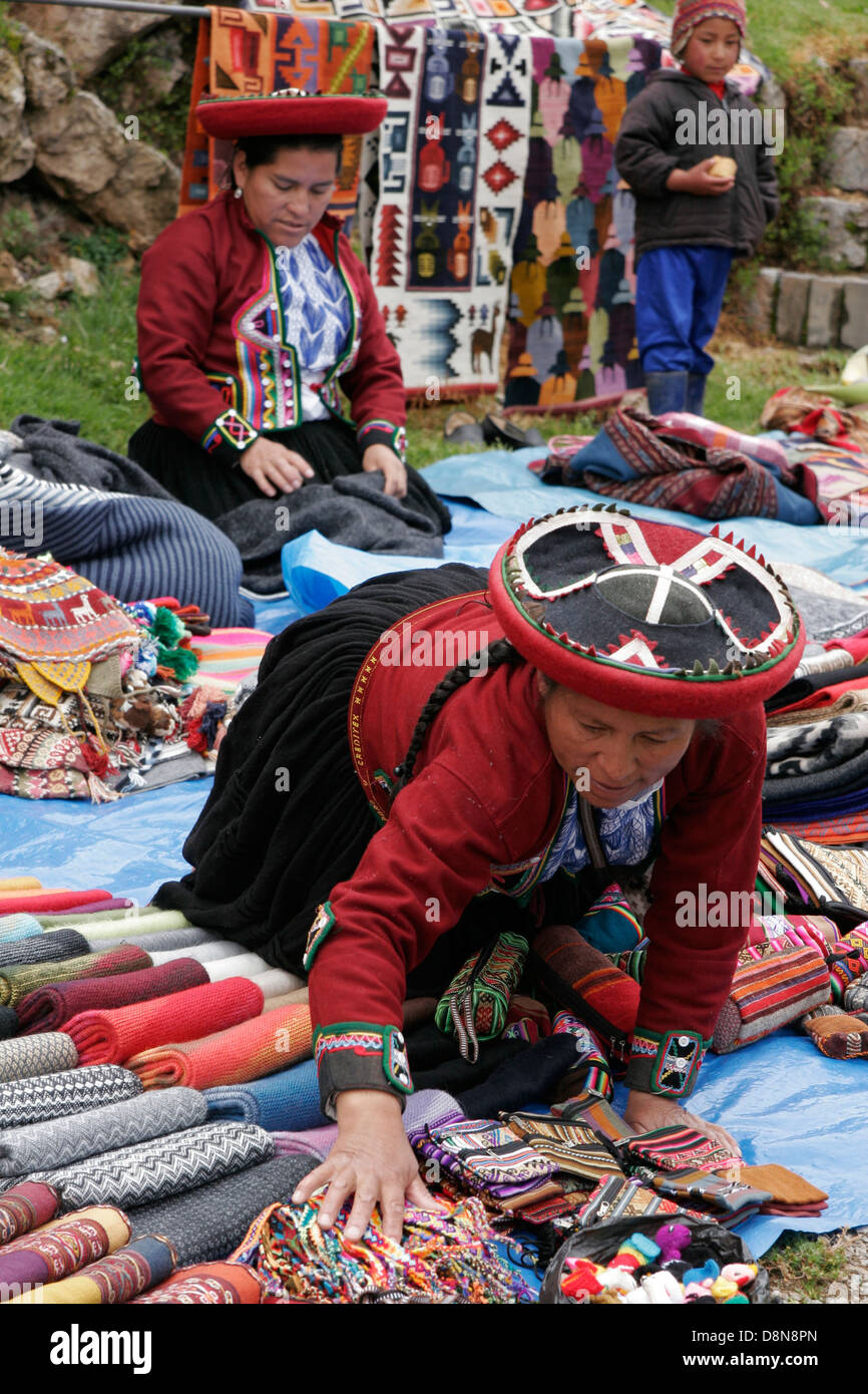 Quechua women selling handicraft on traditional indigenous Sunday ...