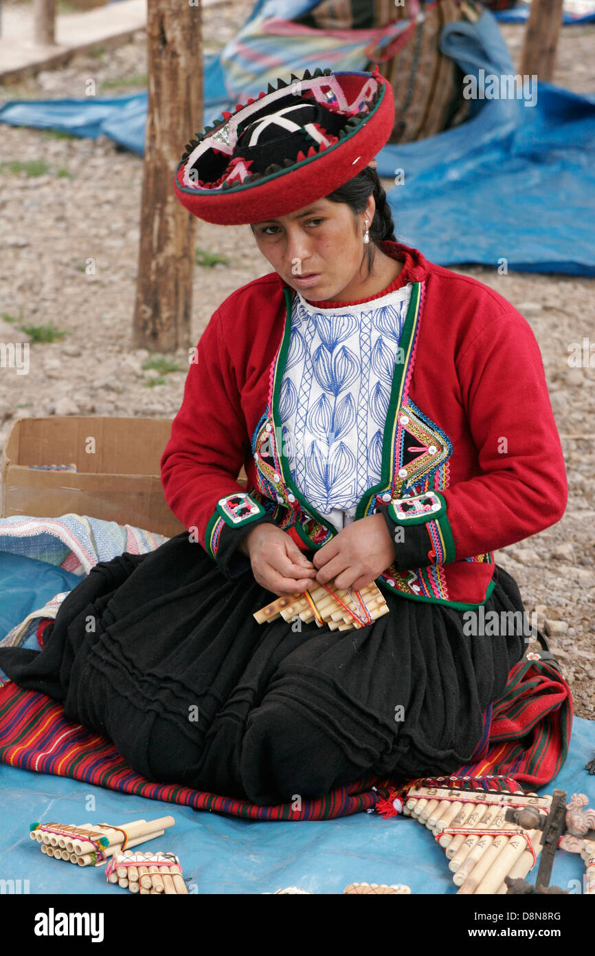 Quechua woman selling handicraft on traditional indigenous Sunday ...