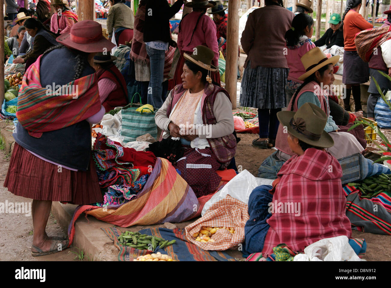 Quechua women on traditional indigenous Sunday market in Chinchero near ...