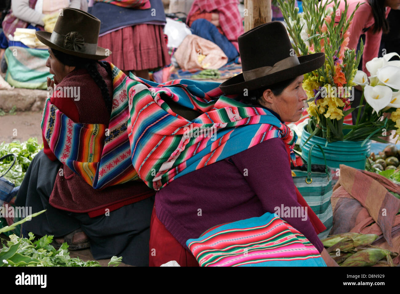 Quechua women on traditional indigenous Sunday market in Chinchero near ...