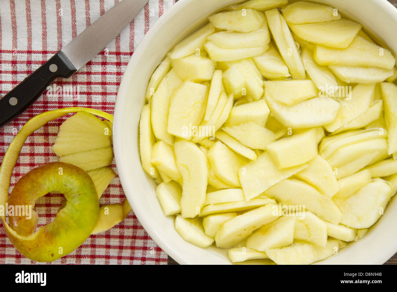 Sliced apples with peel and knife for an apple pie Stock Photo - Alamy