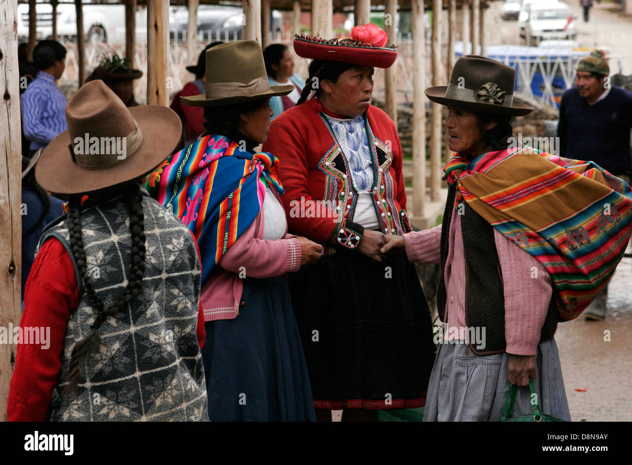 Quechua women on traditional indigenous Sunday market in Chinchero near ...