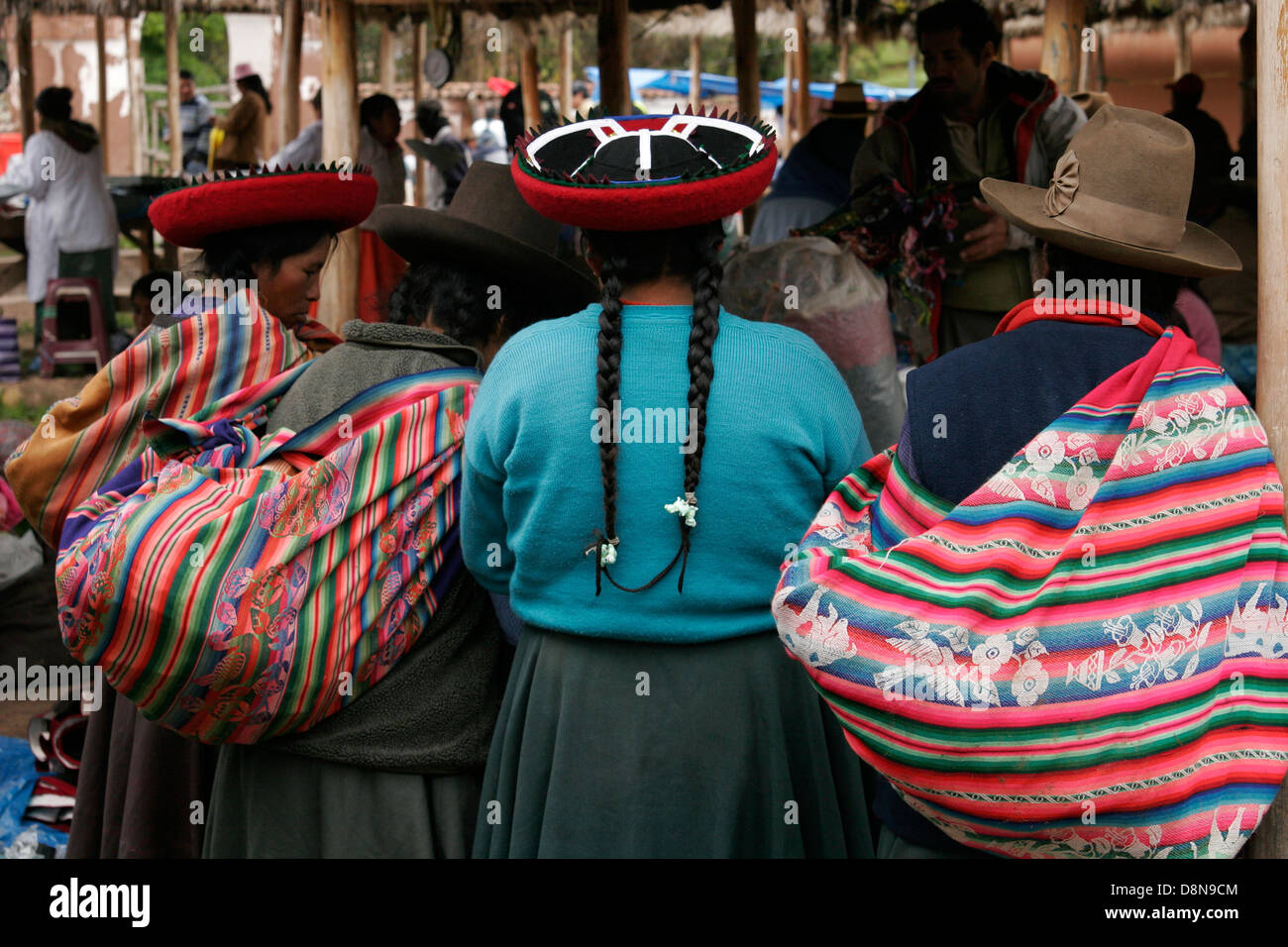 Quechua women on traditional indigenous Sunday market in Chinchero near ...