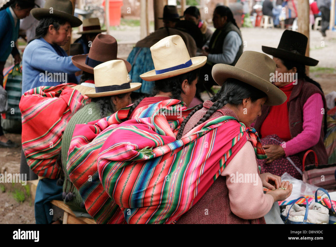 Quechua women on traditional indigenous Sunday market in Chinchero near ...
