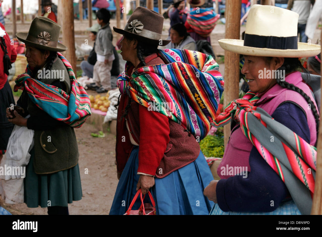 Quechua women on traditional indigenous Sunday market in Chinchero near ...