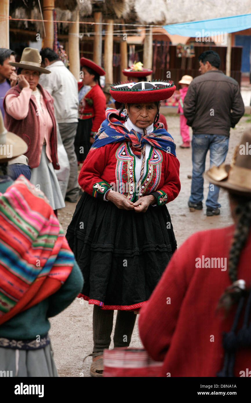 Quechua women on traditional indigenous Sunday market in Chinchero near ...