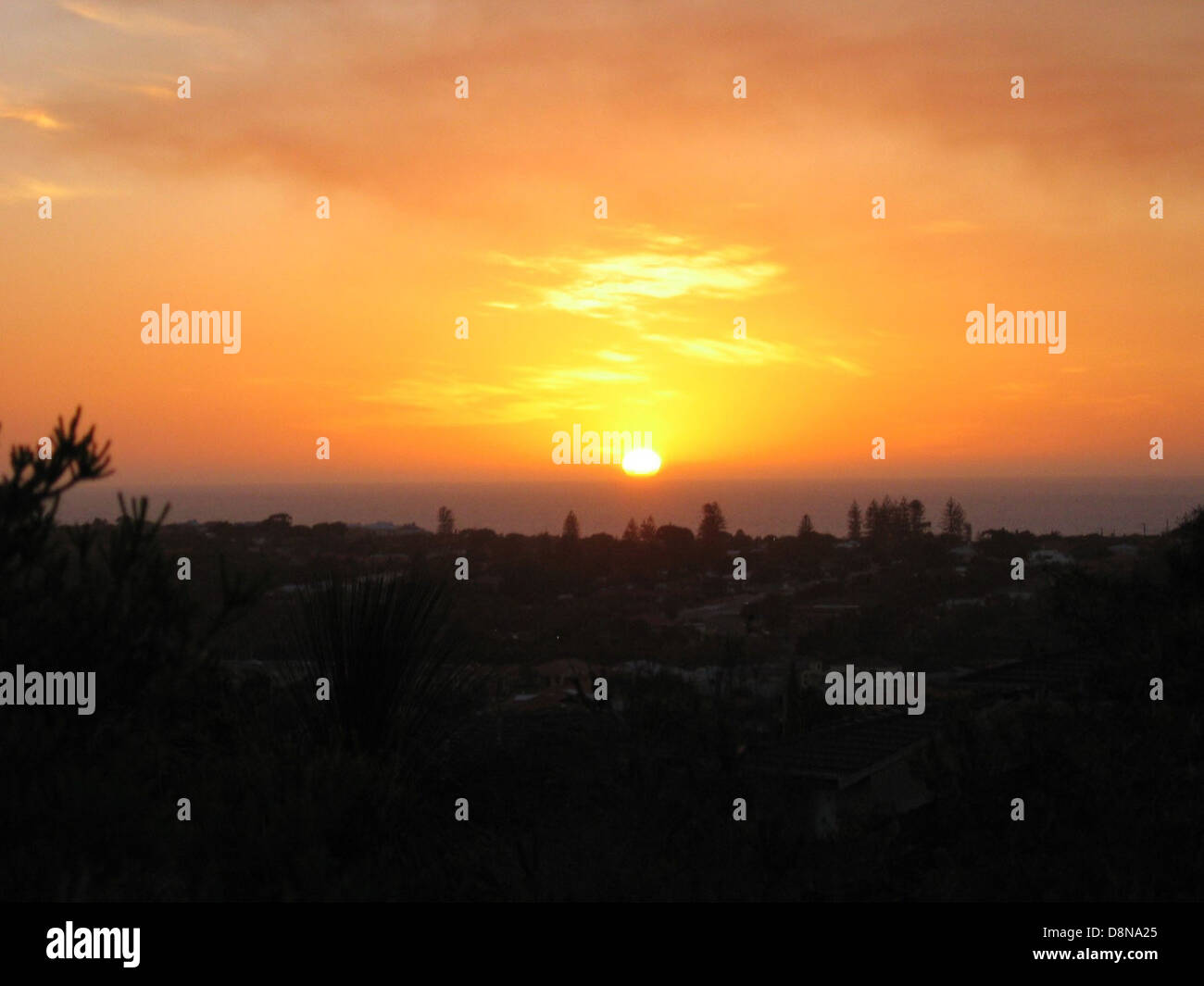 Sun dipping below the horizon hi-res stock photography and images - Alamy