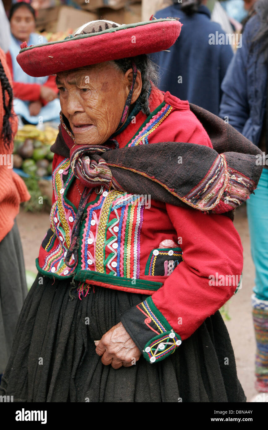 Old Quechua woman on traditional indigenous Sunday market in Chinchero ...