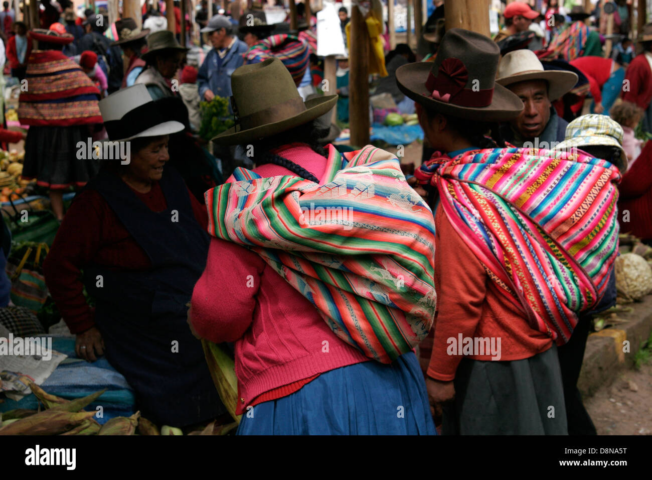 Quechua women on traditional indigenous Sunday market in Chinchero near ...