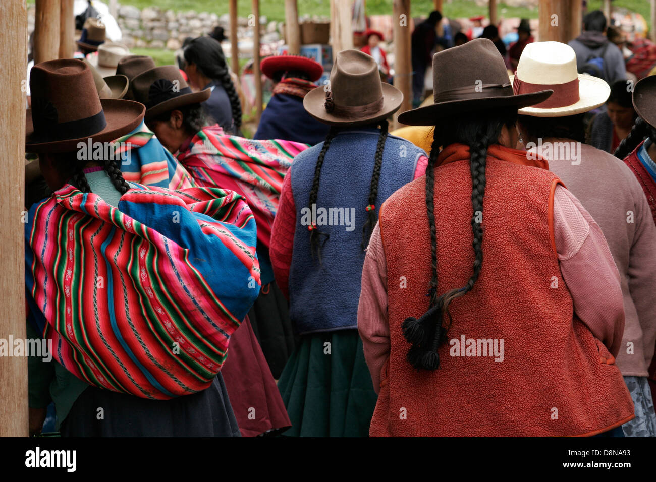 Quechua women on traditional indigenous Sunday market in Chinchero near ...