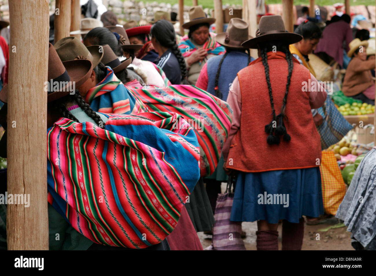 Quechua women on traditional indigenous Sunday market in Chinchero near ...
