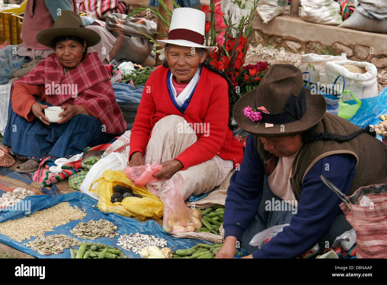 Quechua women on traditional indigenous Sunday market in Chinchero near ...