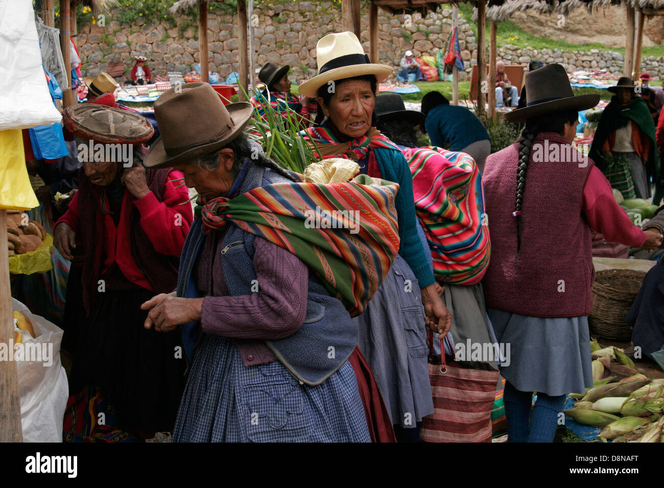 Quechua women on traditional indigenous Sunday market in Chinchero near ...