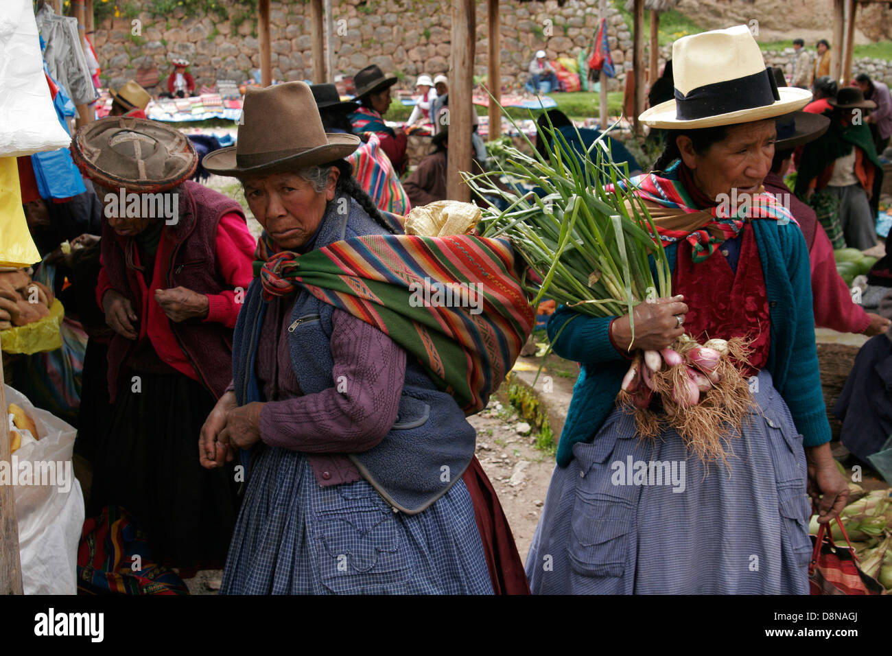 Quechua women on traditional indigenous Sunday market in Chinchero near ...