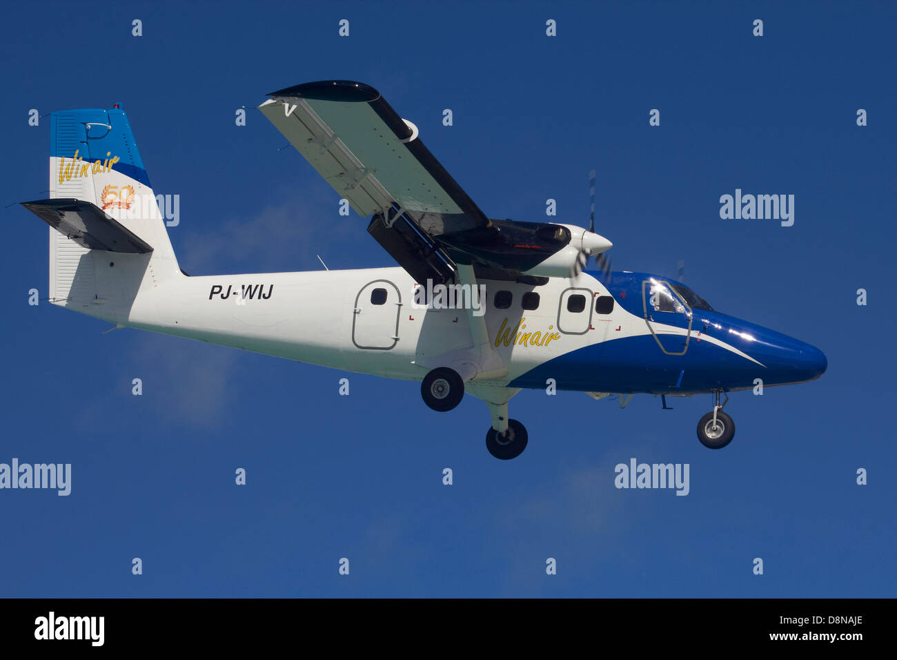 Commuter plane landing at Saint Martin Stock Photo - Alamy