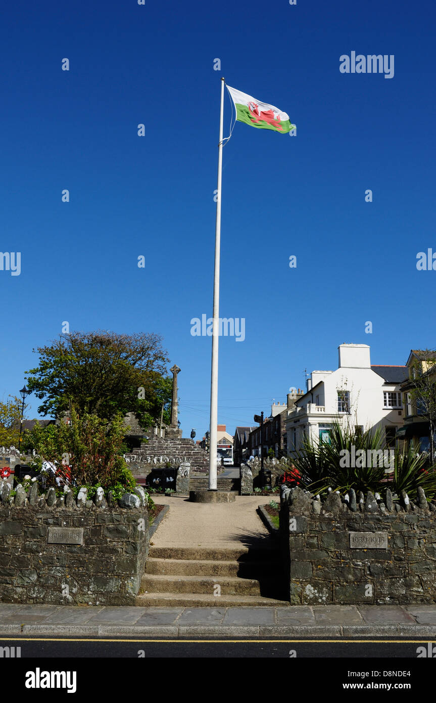 Welsh flag at the city cross and war memorial, St David's ...