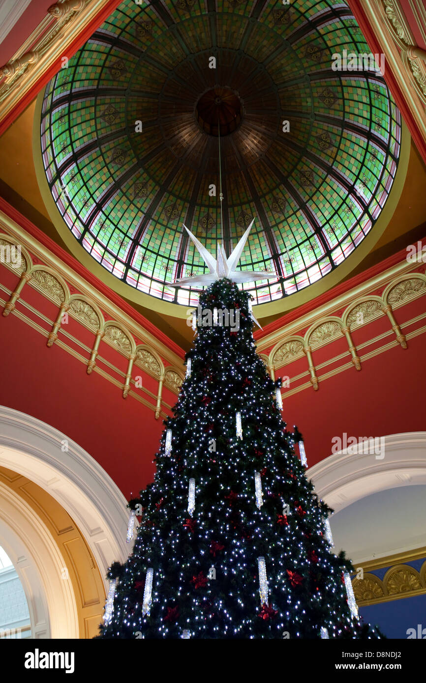 Queen victoria christmas tree hi-res stock photography and images - Alamy