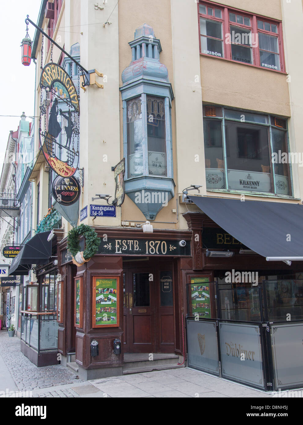 English pub style hi-res stock photography and images - Alamy