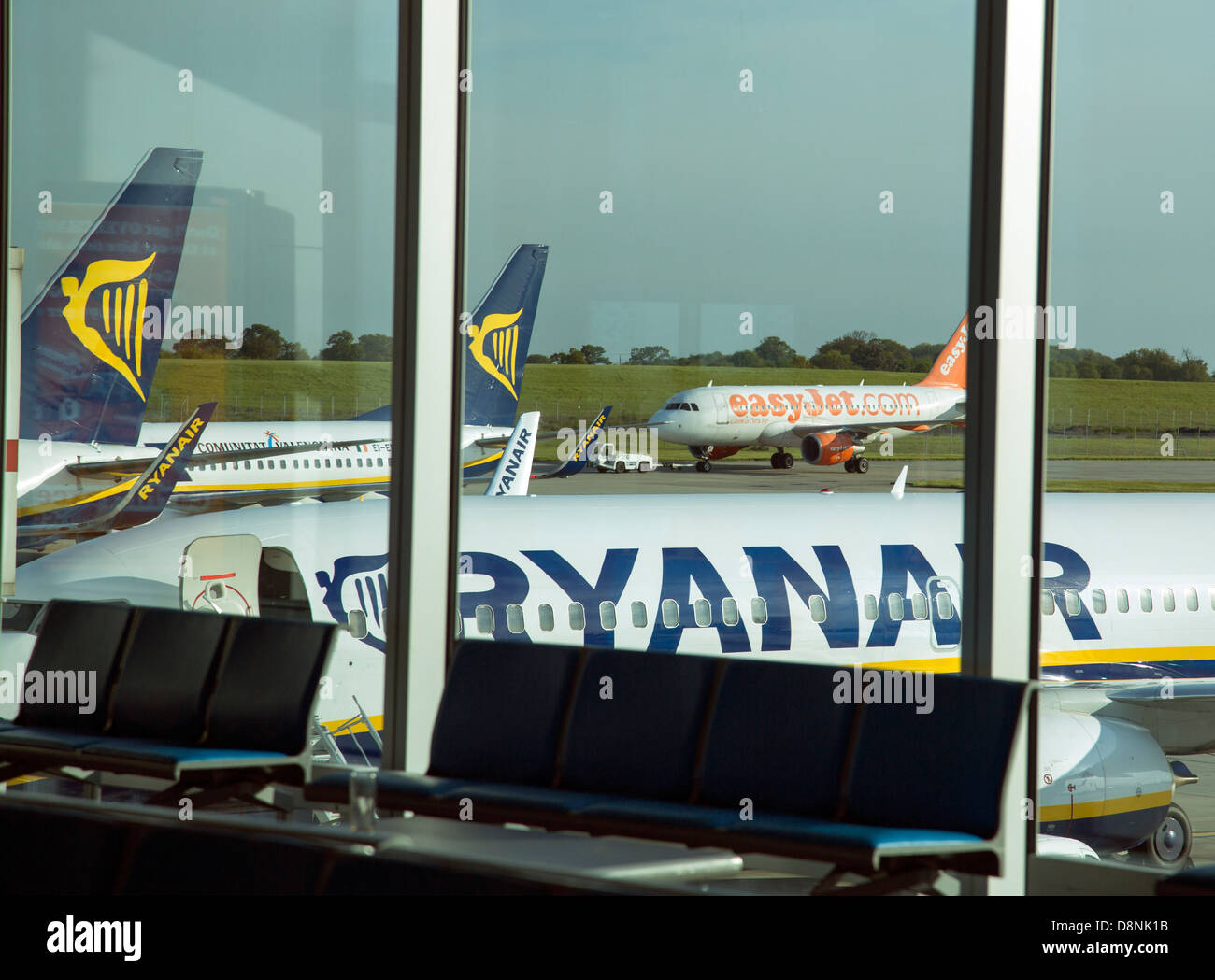 Planes ryanair hi-res stock photography and images - Alamy