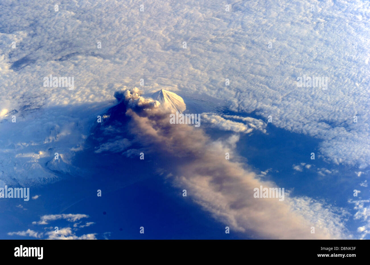 Stratovolcano aleutian range hi-res stock photography and images - Alamy