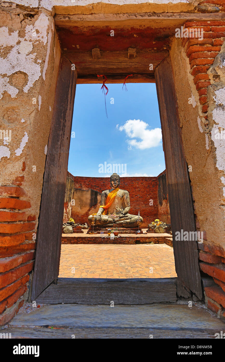 Buddha Statue framed in window frame, Wat Lokayasutharam, Ayutthaya ...