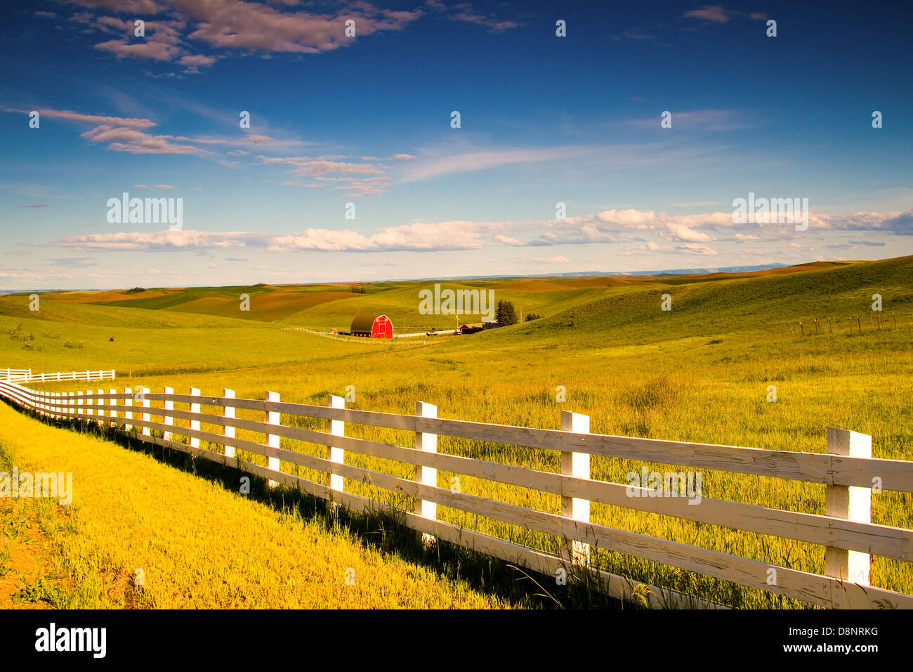 Red barn and white fence hi-res stock photography and images - Alamy