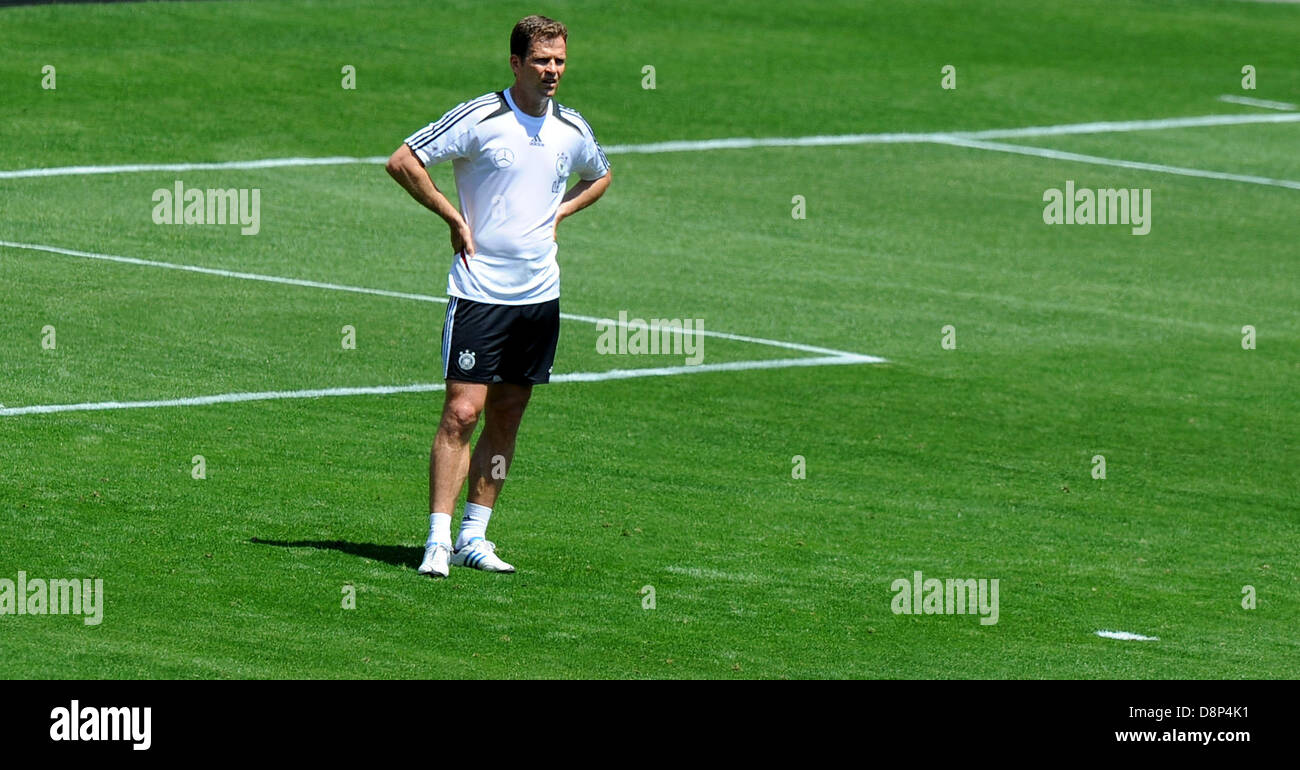 Menager Oliver Bierhoff observes the final training of German national ...