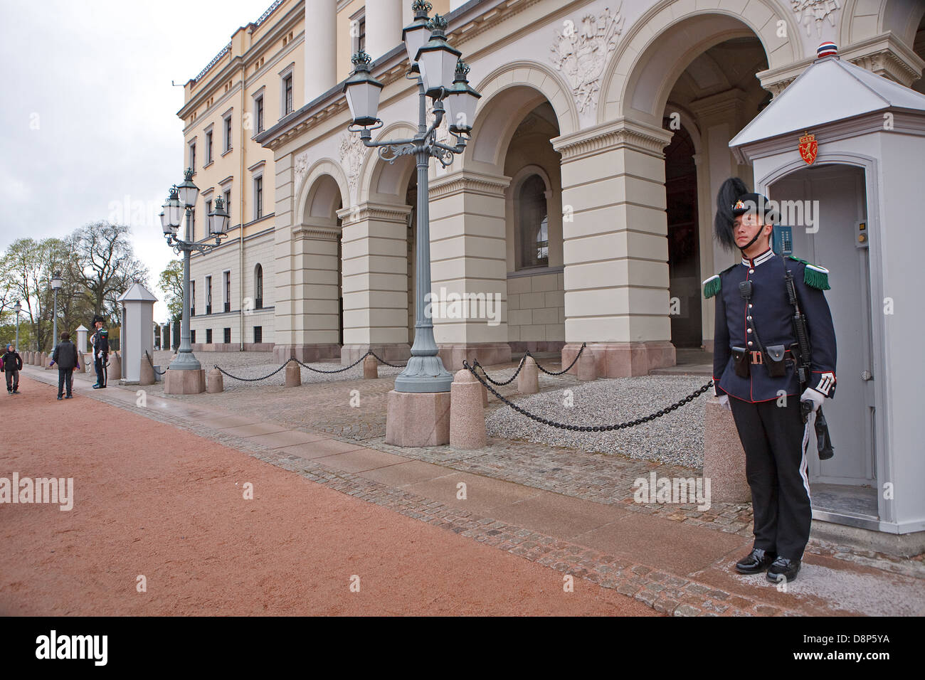A soldier on guard outside the Royal Palace in Oslo Norway Stock Photo ...