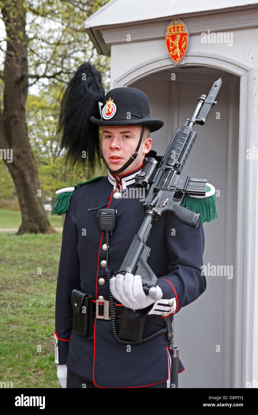 A soldier on guard outside the Royal Palace in Oslo Norway Stock Photo ...