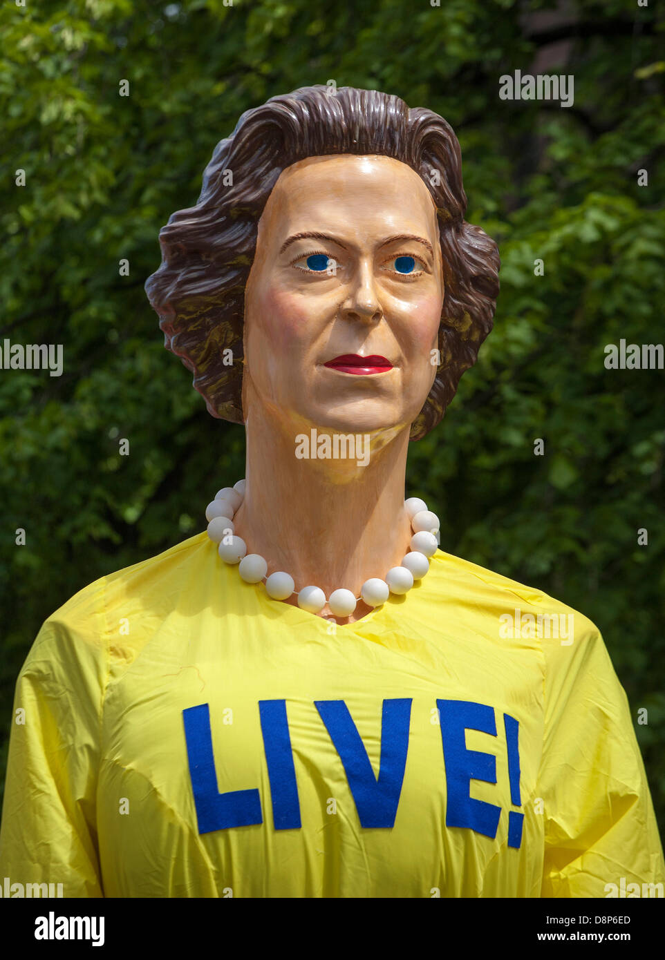 Statue of the British royal family monarch monarchy queen of England ...