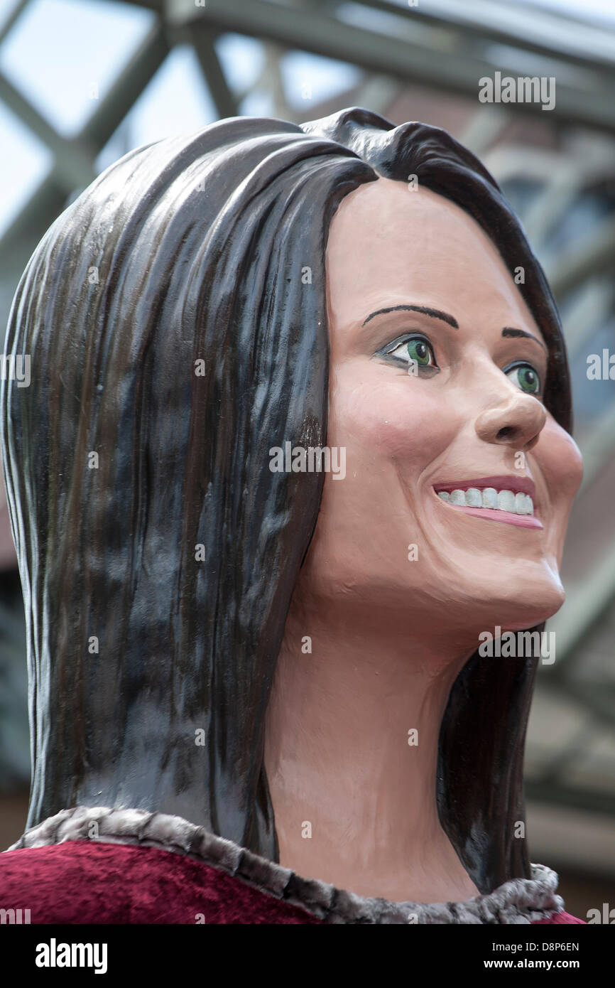 Statue of the British royal family monarch monarchy queen of England ...