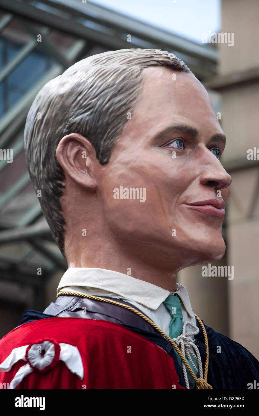 Statue of the British royal family monarch monarchy queen of England ...