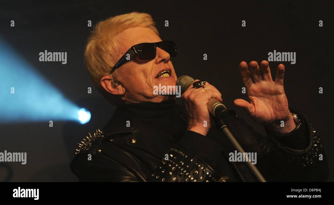 Singer Heino performs on the stage of Große Freiheit 36 in Hamburg ...