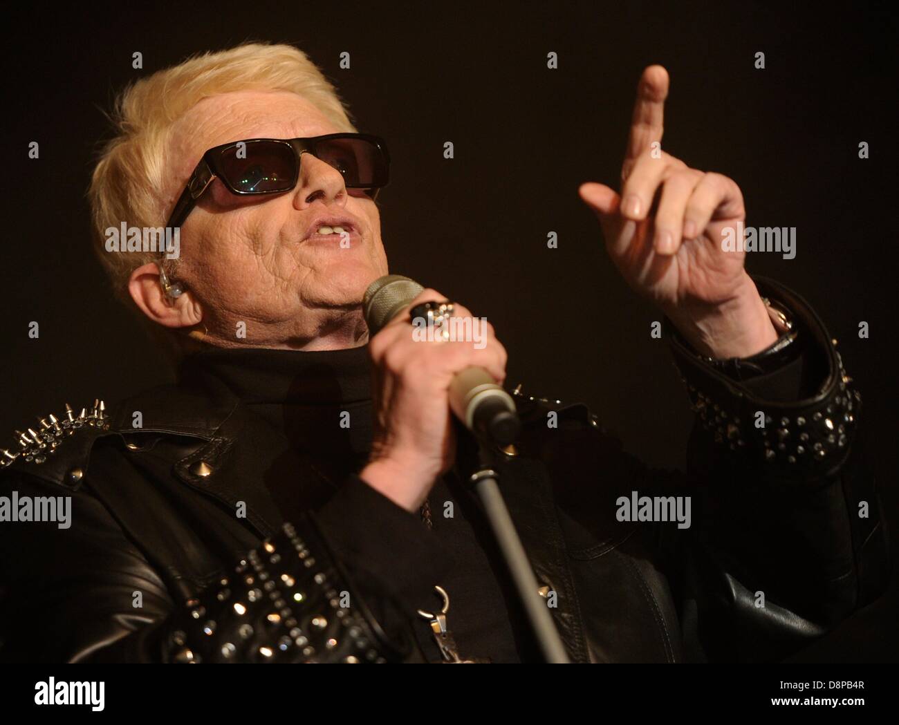 Singer Heino performs on the stage of Große Freiheit 36 in Hamburg ...