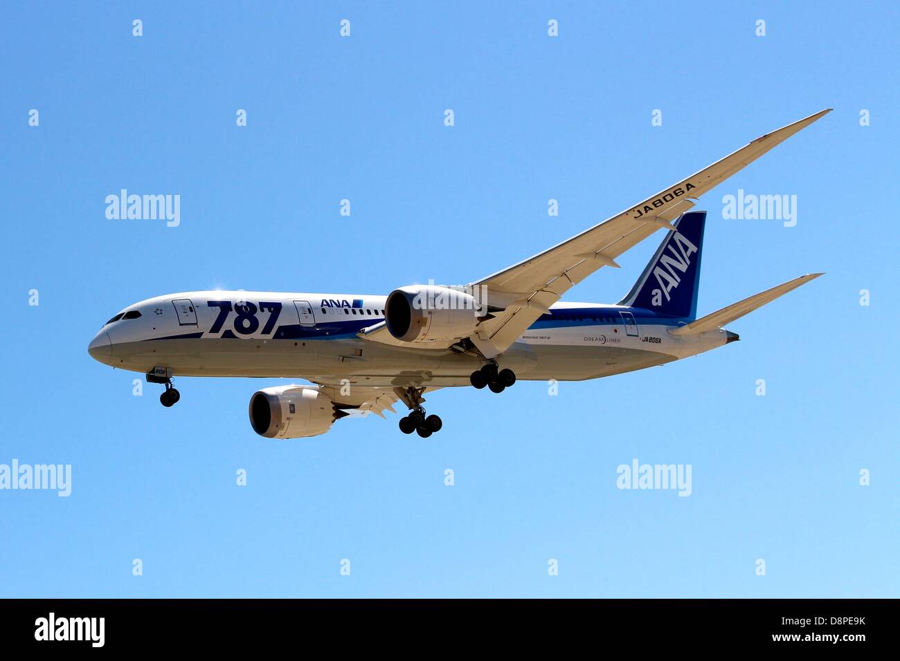 Boeing 787 dreamliner landing gear hi-res stock photography and images ...