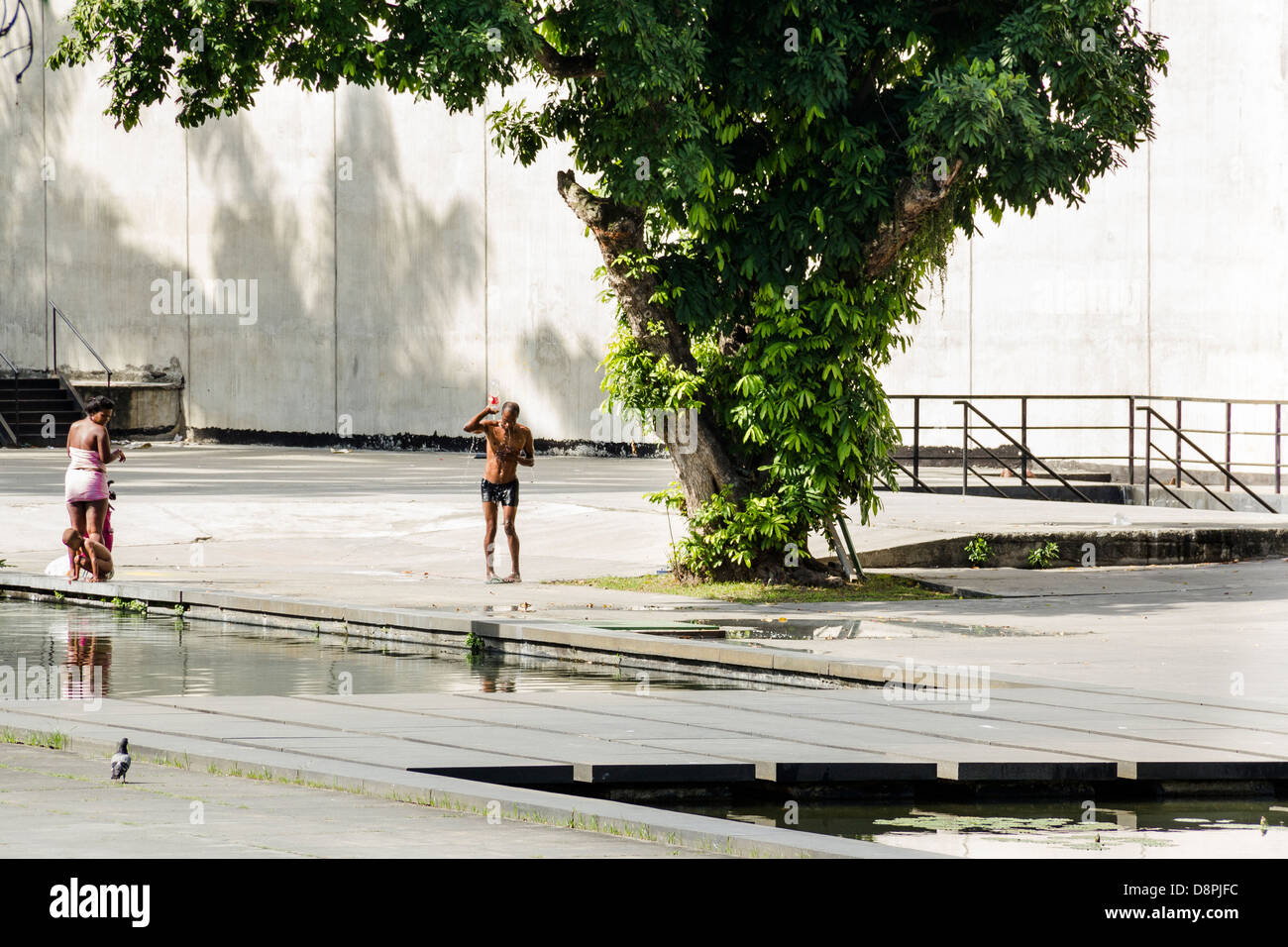 Family homeless bathing Stock Photo - Alamy
