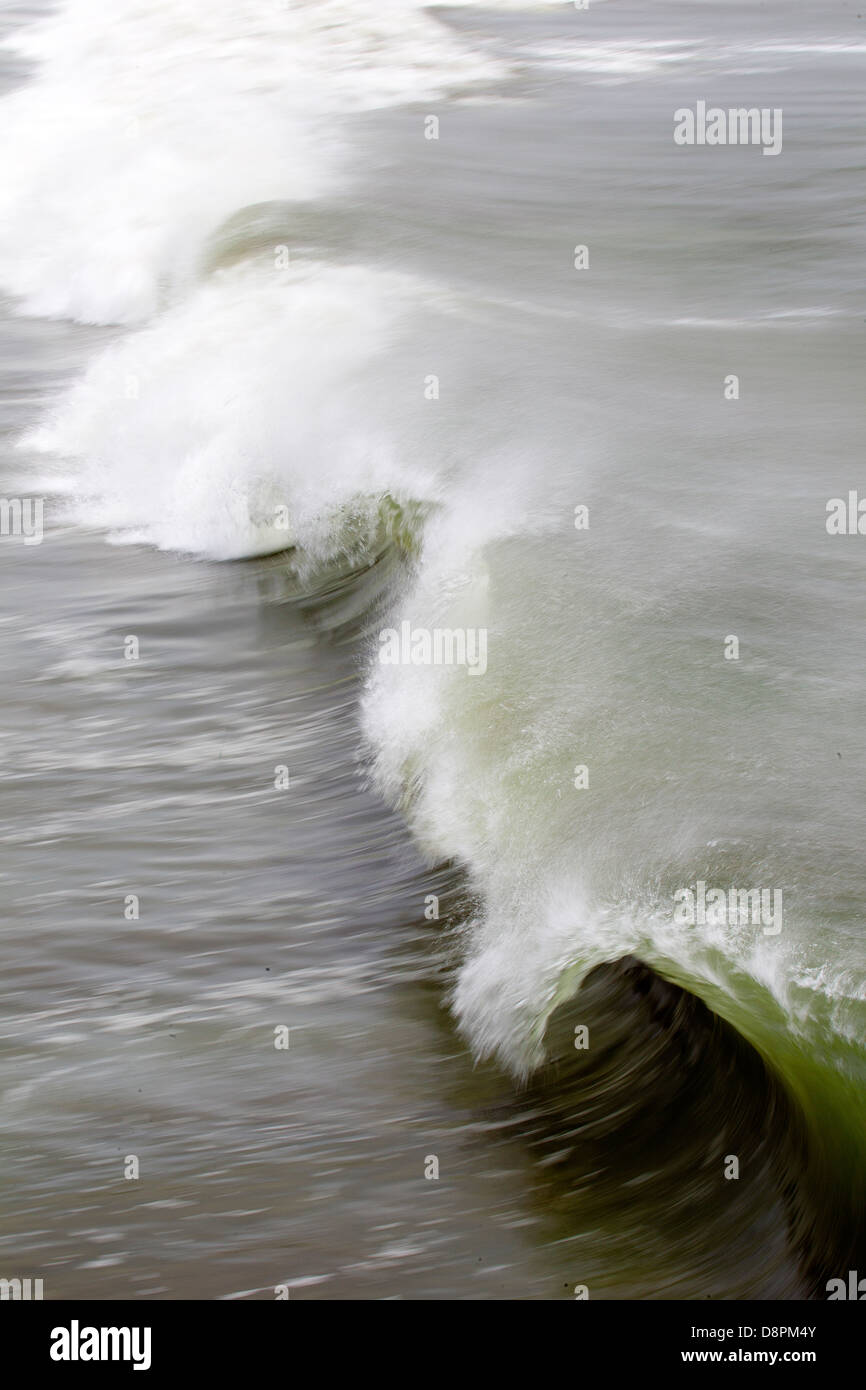 Breaking wave hi-res stock photography and images - Alamy