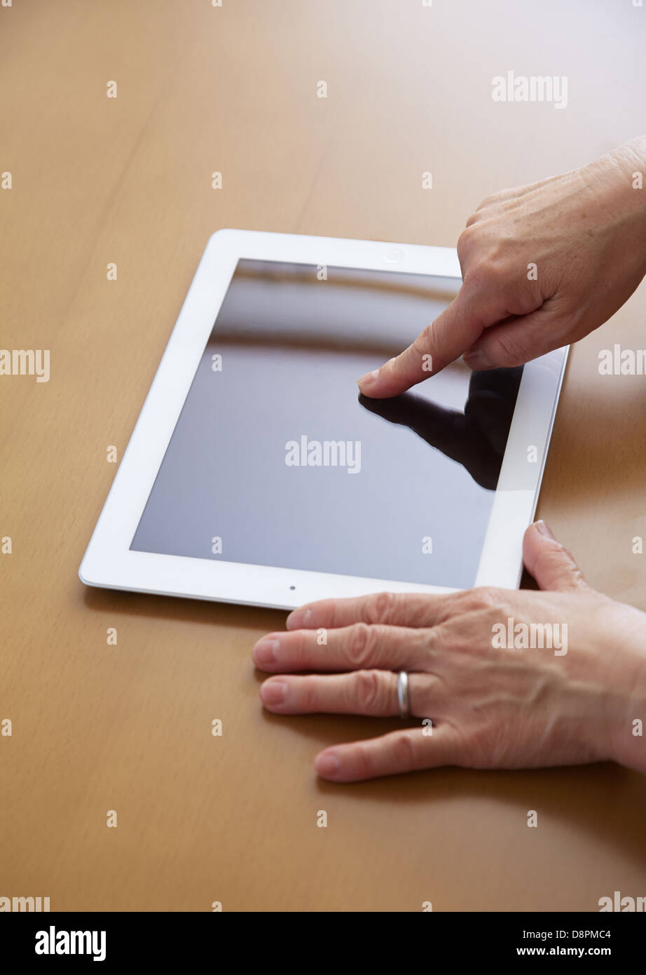 Tablet pc womans hand hi-res stock photography and images - Alamy