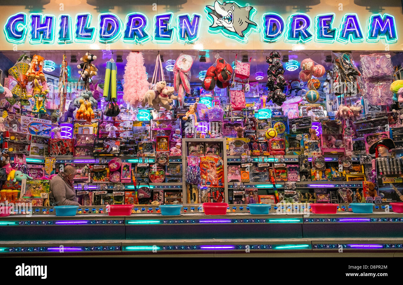 amusement arcade fairground stall game luck chance Stock Photo - Alamy