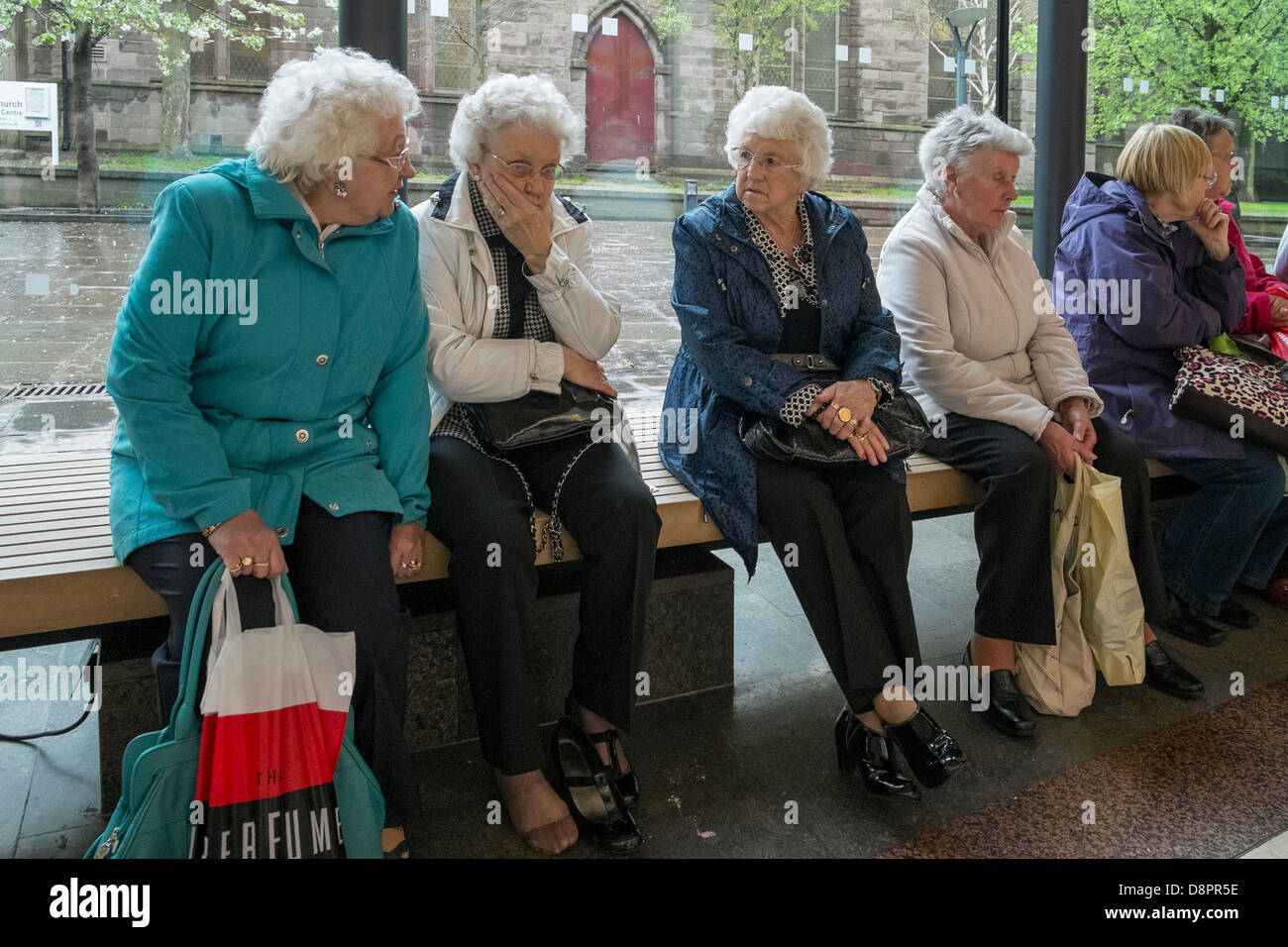Three older ladies hi-res stock photography and images - Alamy