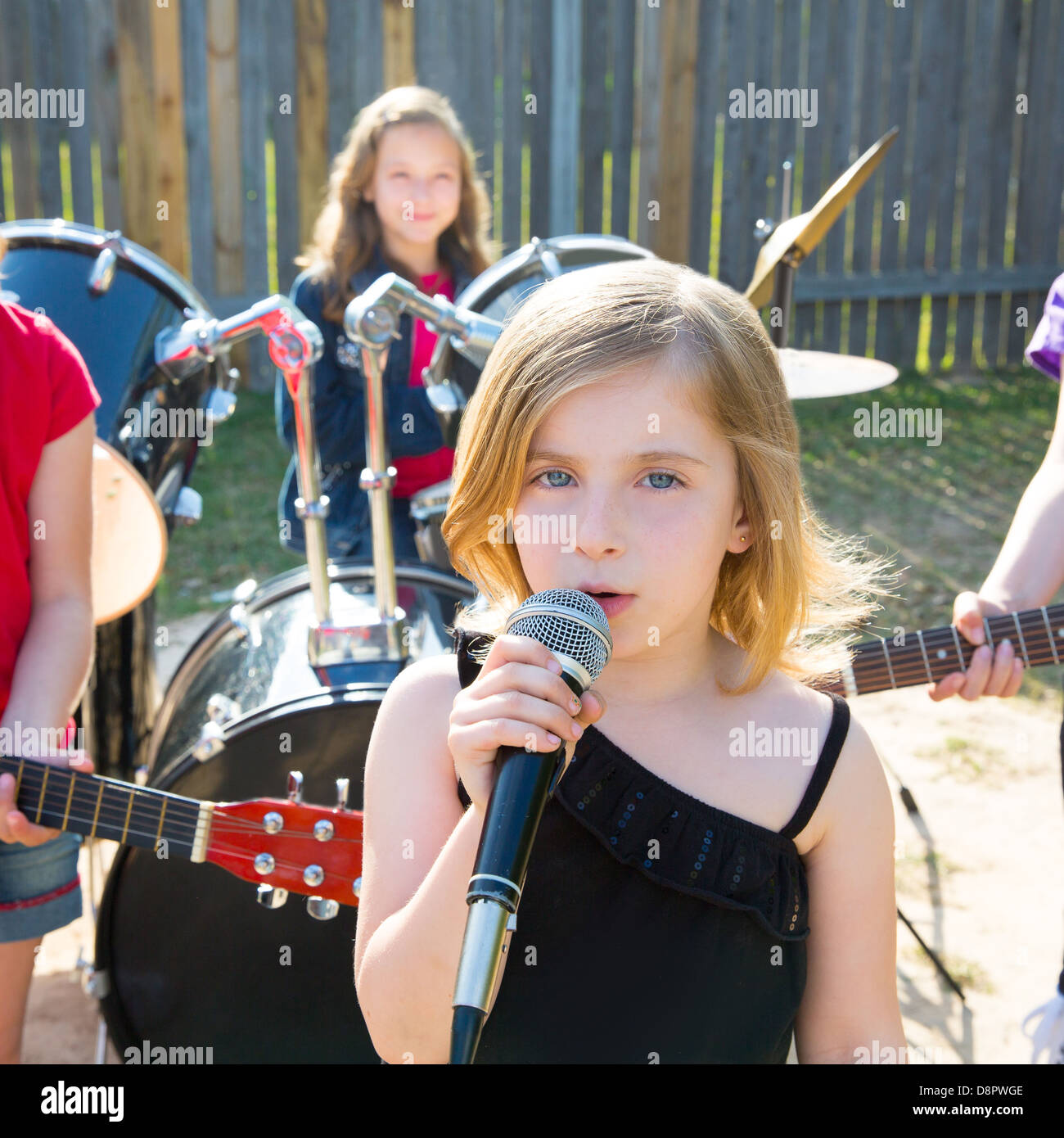 Friends singing children hi-res stock photography and images - Alamy