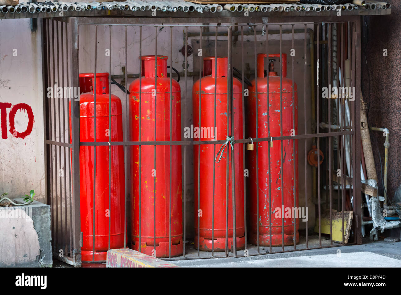 Red gas cylinders hi-res stock photography and images - Alamy