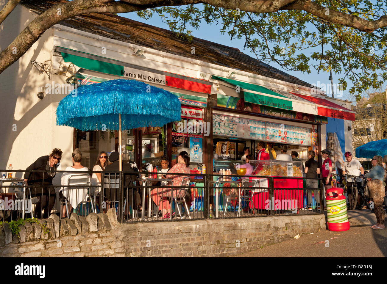Riverside cafe hi-res stock photography and images - Alamy