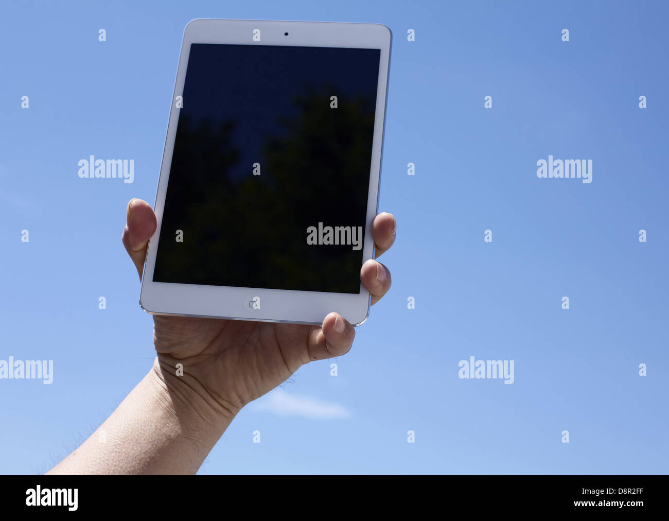 Hand holding a tablet hi-res stock photography and images - Alamy